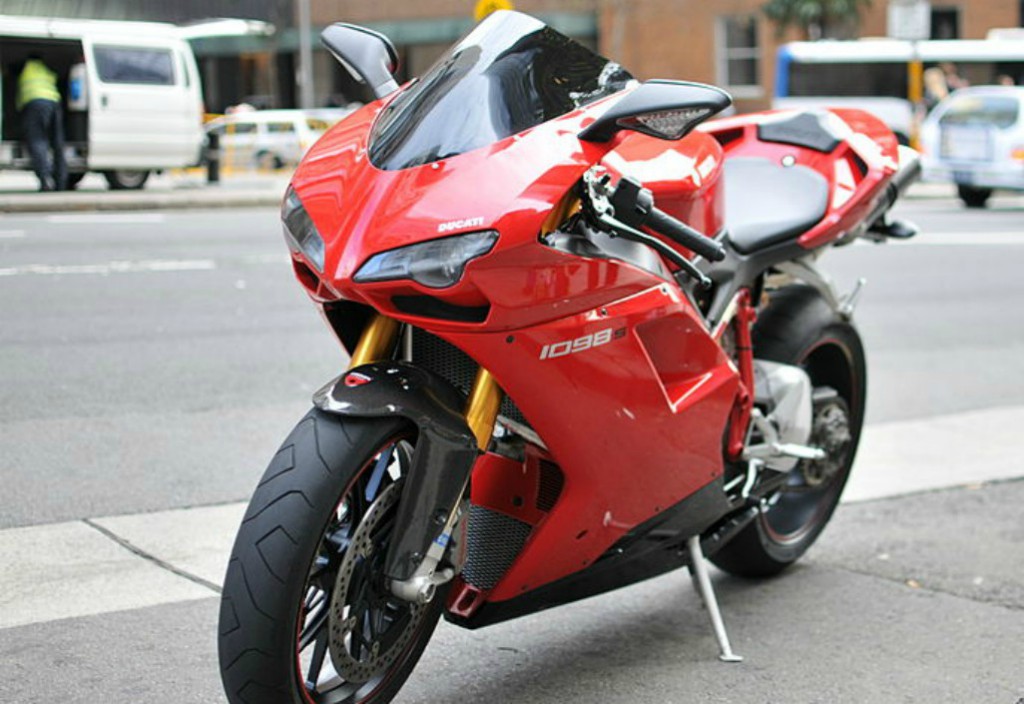 Trieste, Via Flavia, a 161 Kmh con la Ducati, patente ritirata ...