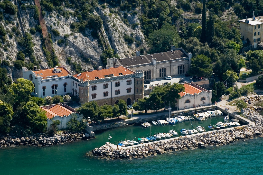 Un acquedotto "romantico": il castelletto neogotico di Aurisina ...