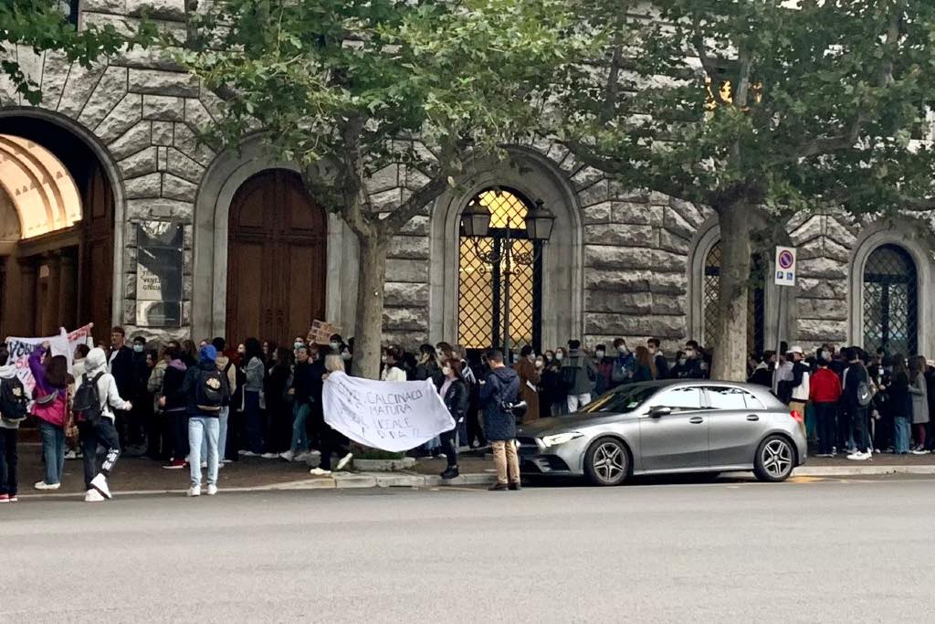 Petrarca: gli studenti trasferiti in via Tigor. Oggi corteo degli ...