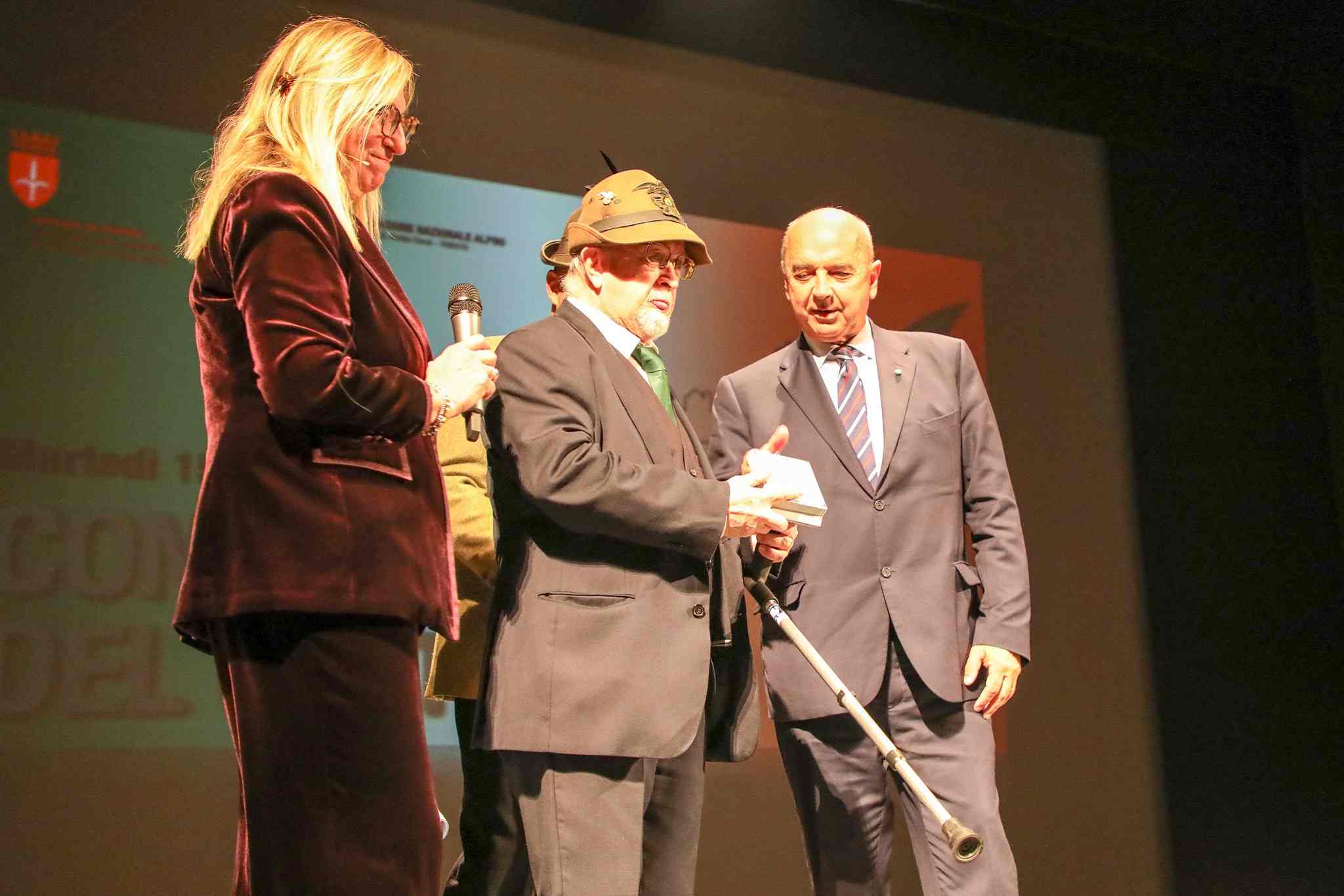 Cent'anni di Alpini a Trieste, Dipiazza 'premia' la sezione Guido Corsi ...