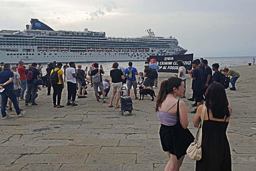 Trieste, flash mob di Extintion Rebellion contro i nuovi progetti SIOT ...
