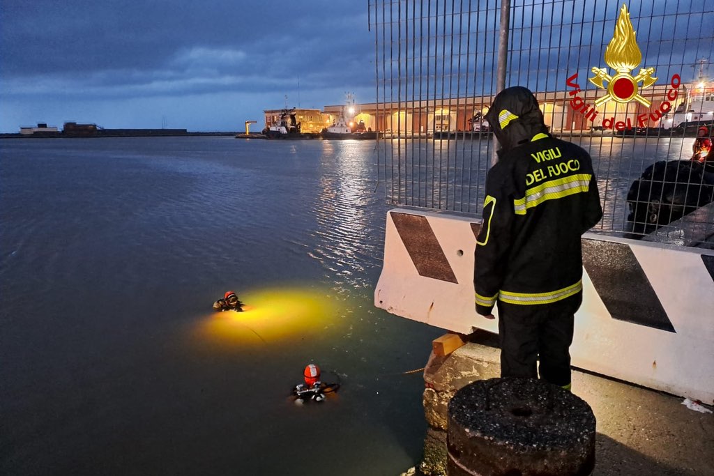 Persona cade in mare. L'intervento dei Vigili del Fuoco al Molo IV