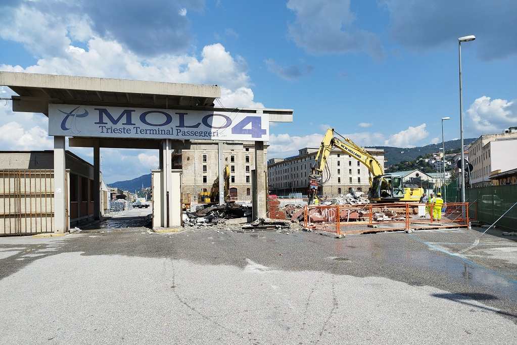 Parcheggi, sono iniziate le demolizioni al Molo IV di Trieste - TRIESTE ...