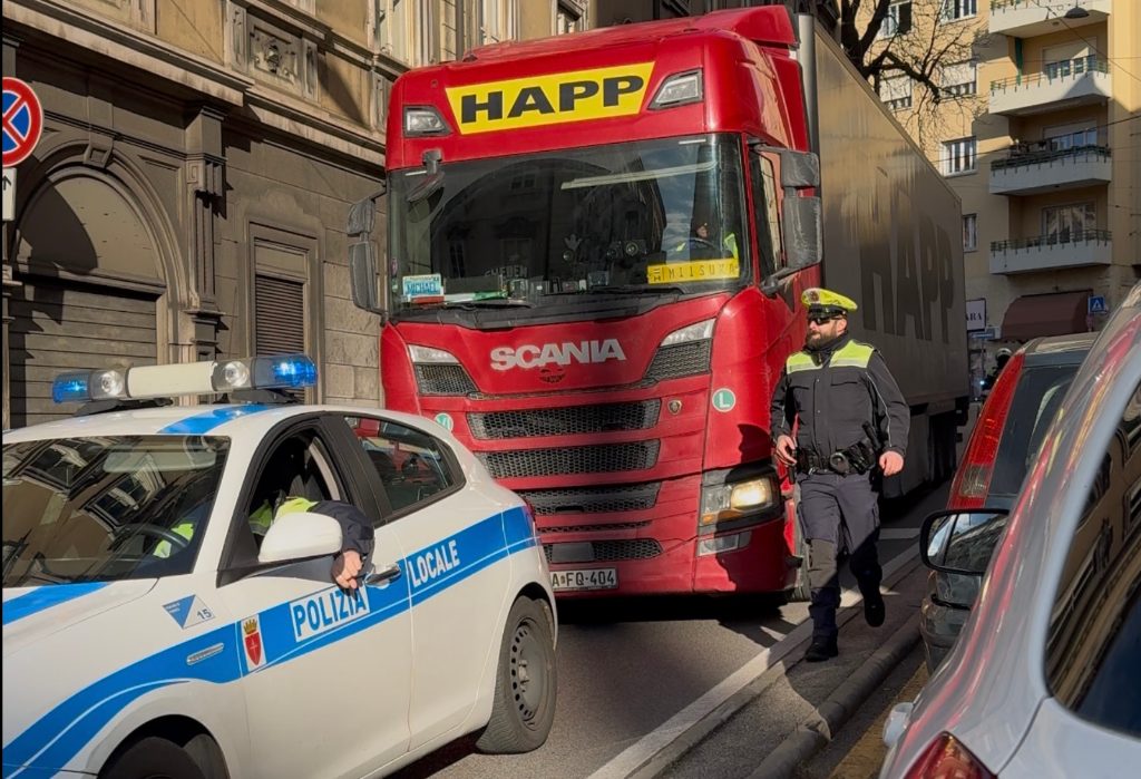 Tir incastrato all’incrocio, traffico nel caos: disagi e code tra via ...