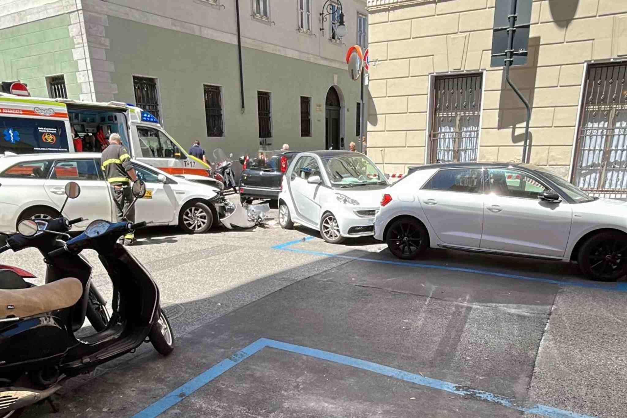 Scontro a Trieste: Panda “non si ferma”, taxi finisce contro un’auto in ...