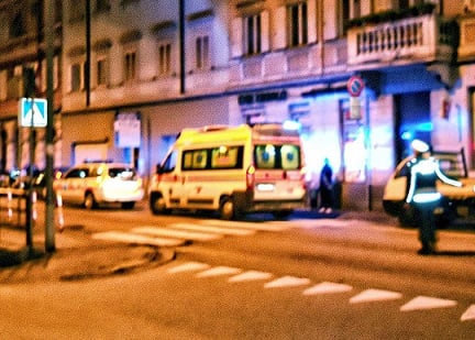 Attraversa di corsa, lo scooter non riesce a evitarla: ferita una ...